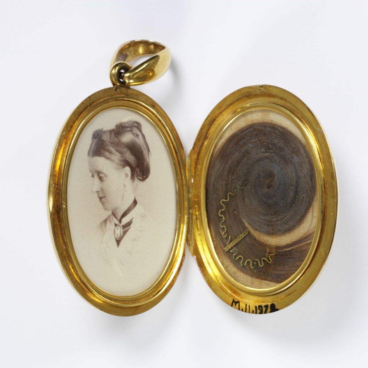 A short history of lockets - Recollections Blog